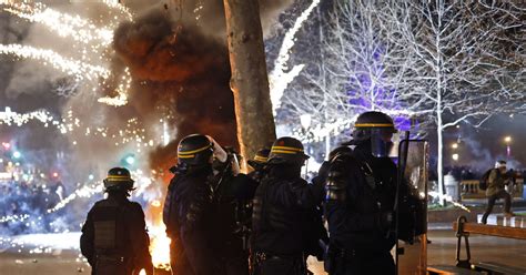 We Francji wrze Starcia z policją po reformie emerytalnej ZDJĘCIA