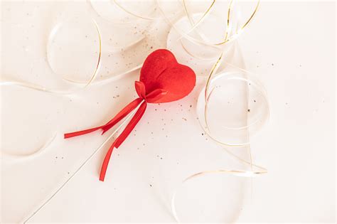 연인의 날 발렌타인 데이 흰색 고립 된 배경에 하나의 빨간 마음 개념에 대한 스톡 사진 및 기타 이미지 개념 개념과 주제