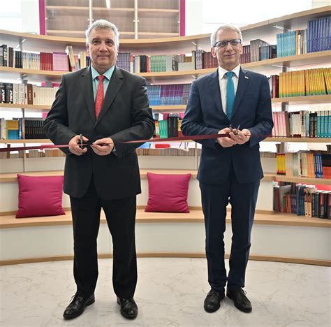 УНСС Ректорът заедно с премиера акад Николай Денков откриха изцяло реновираната Библиотека