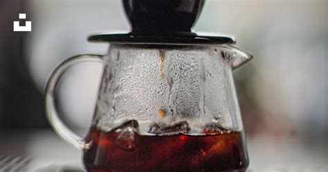 책 더미에 커피 포트 사진 Unsplash의 무료 커피 드립 이미지