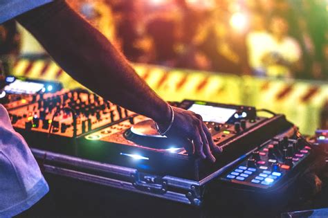 14 Best Bars In Phi Phi Island Where To Go At Night In Koh Phi Phi