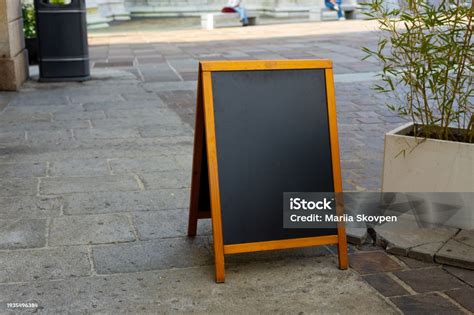 레스토랑 보도 칠판 간판입니다 거리에 있는 오래 된 검은색 간판 빈 상점 간판 간판 디자인 모형 분리 칠판 광고 표지판 또는 보도 카페의 고객 스토퍼 인도 보행자 통로에