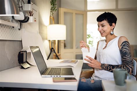 여성 중소 기업 소유자 식사를하면서 노트북으로 작업하는 20 24세에 대한 스톡 사진 및 기타 이미지 20 24세 건강에