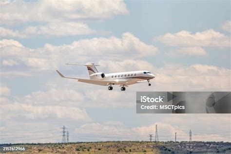개인 Gulfstream 착륙 기동 중에 랜딩 기어가 배치 된 G650er 모형 비행기 0명에 대한 스톡 사진 및 기타 이미지