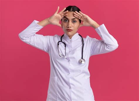 Jonge Vrouw Arts In Witte Medicijnjas Met Stethoscoop Om Nek Hart
