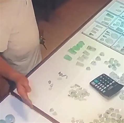 天眼直擊除罩男揀玉變含玉 得手後整色整水再看一會Juicy叮 星島日報
