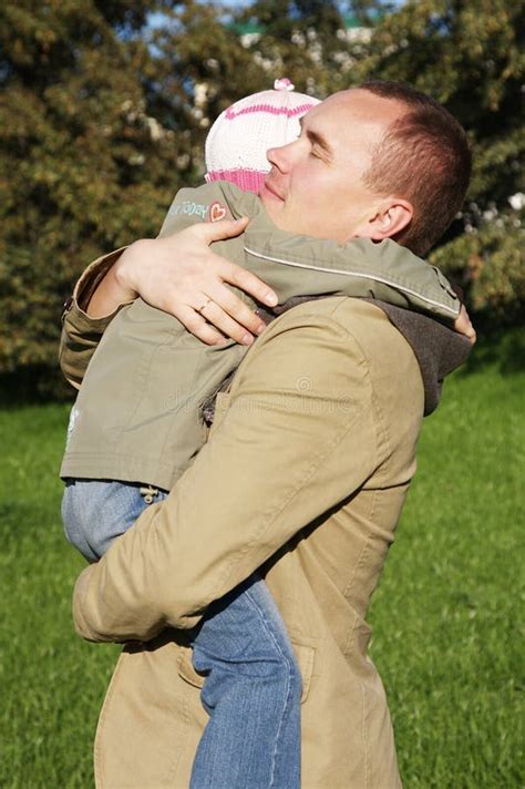 El Padre Abraza A Su Hija Foto De Archivo Imagen De Hombres 76070692