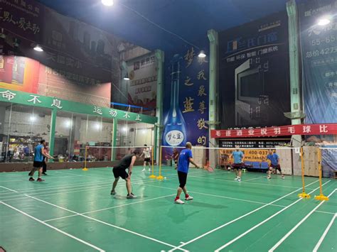 商学院分工会举办“五羽伦比”师生羽毛球交流赛