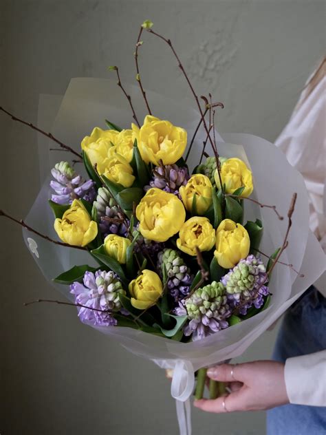 Гиацинты, тюльпаны, веточки - купить в СПБ с доставкой в Kraft Flowers
