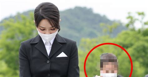김건희 여사 동행 여성은 무속인잘 아는 대학교수