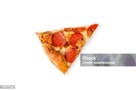 흰색에 고립 된 페퍼로니 피자 조각 페이퍼로니 피자의 최고 전망 이탈리아 음식 길거리 음식 패스트 푸드 빠른 물린 개념 페페로니 피자에 대한 스톡 사진 및 기타 이미지