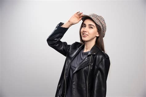 Mujer Joven Con Gorra Y Chaqueta De Cuero Negro Foto Gratis