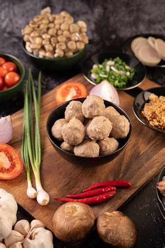 봄 양파 칠리 표고 버섯 및 토마토와 함께 검은 컵에 돼지 고기 공 0명에 대한 스톡 사진 및 기타 이미지 0명 개체 그룹