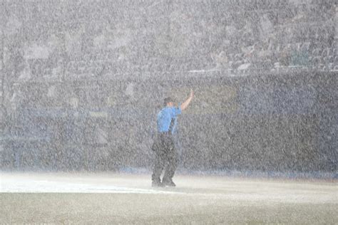 ＜ロ・オ＞7回途中、降雨コールドを宣告する津川球審（撮影・村上 大輔） ― スポニチ Sponichi Annex 野球