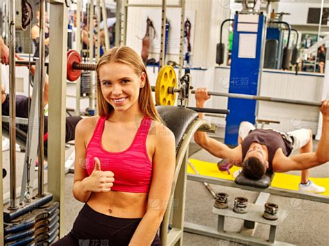 健身房 女人 胸部 手臂 重的 休闲活动 提举 仅成年人 举重训练 青年人