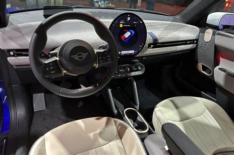 Neuer Mini J01 Live Fotos Zeigen Cooper Se In Blazing Blue