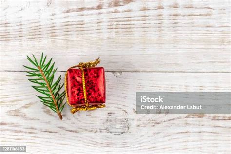 전나무 나뭇가지 빨간 크리스마스 장식 흰색 나무 배경에 미니멀 한 구성 상단 보기 복사 공간 창조적 인 크리스마스 플랫 누워 0명에 대한 스톡 사진 및 기타 이미지 Istock