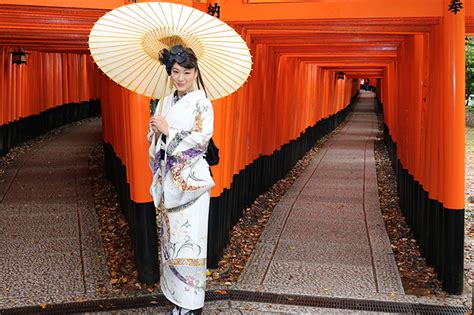 デビュー30 周年の市川由紀乃、新曲発売日に京都・伏見稲荷大社でヒット祈願and歌唱奉納！ 自身の名前が刻まれた鳥居奉納に「夢のよう」