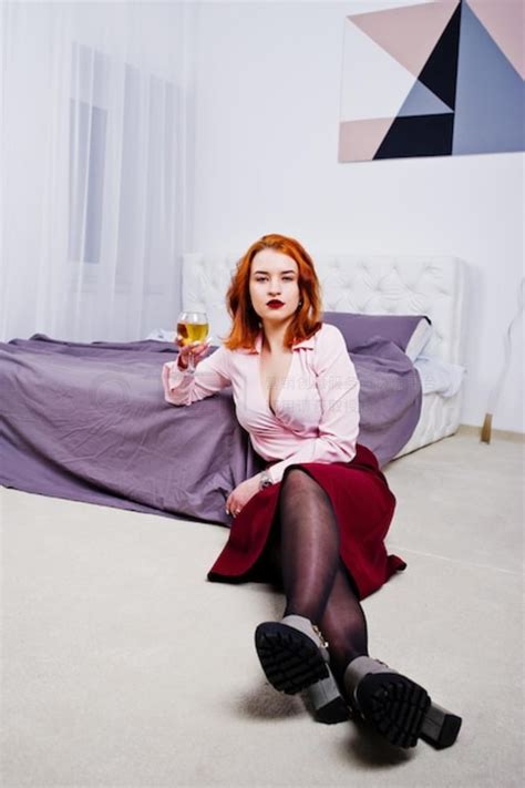 衬衫高清图片 身穿粉色衬衫和红色裙子的漂亮红发女孩，房间床边手边拿着一杯酒 产品实拍免费下载格式编号51491337 千图网