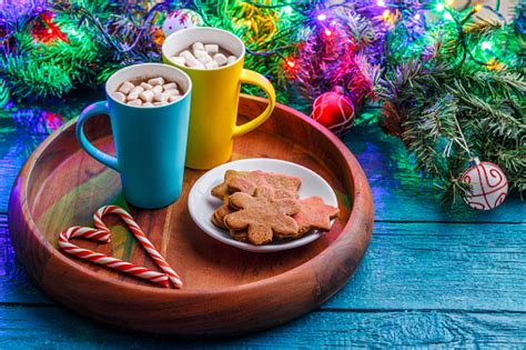 크리스마스 쿠키 마시멜로가있는 코코아 캐러멜 스틱 가문비 나무 가지가있는 두 개의 머그잔 그림 0명에 대한 스톡 사진 및 기타 이미지 Istock