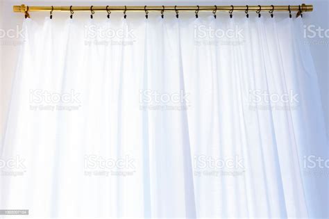 창에 매달려 있는 황금 막대가 있는 흰색 커튼 복사 공간이 있는 배경 커튼에 대한 스톡 사진 및 기타 이미지 커튼 흰색