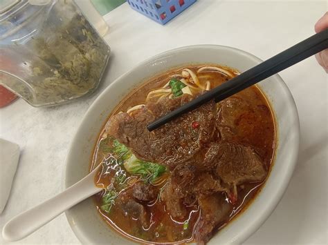 【公館美食】劉記川味牛肉麵｜40年老字號、麻辣半筋半肉牛肉麵湯頭、麻香濃郁 💕小美很愛嚐💕
