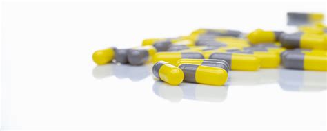 흰색 바탕에 노란색과 회색 프로바이오틱 캡슐 알약 프로바이오틱스 보충제 장 건강 건강 보조 식품 건강한 장을 위한 프로바이오틱스