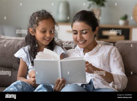 Maman Et Sa Fille Lisent Un Livre Banque De Photographies Et Dimages à