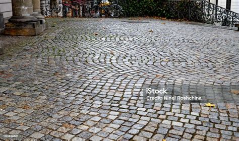 골동품 포장 배경입니다 독일의 베를린 도시에서 젖은 포장 광장 젖은 조약돌 보도 돌 질감 가을 배경 가을 비오는 날씨 배경입니다 공원에 대한 스톡 사진 및 기타 이미지