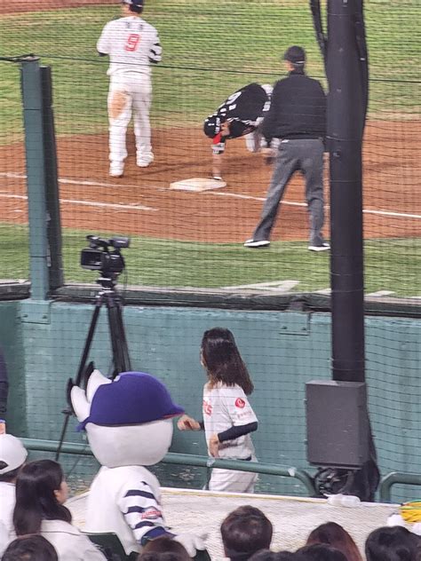 실시간 사직 불펜 긴머리 언니 입갤ㅋㅋ 야구 에펨코리아