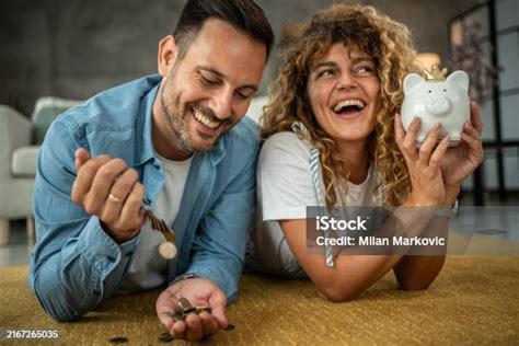 다음 투자 쇼핑 또는 휴가를 위해 돈을 저축하는 행복한 젊은 커플 저축에 대한 스톡 사진 및 기타 이미지 저축 통화 행복 Istock