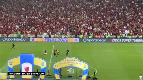 Pagou Promessa Leo Pereira Atravessa Gramado Do Maracanã De Joelhos