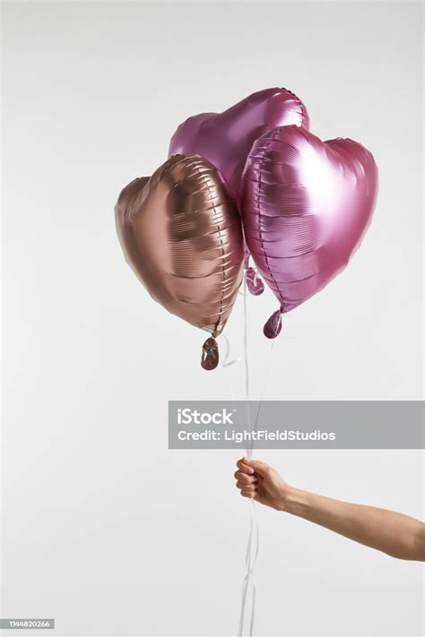 복사 공간 흰색 절연 하트 모양의 분홍색 공기 풍선을 들고 여자의 부분 보기 백인종에 대한 스톡 사진 및 기타 이미지 백인종