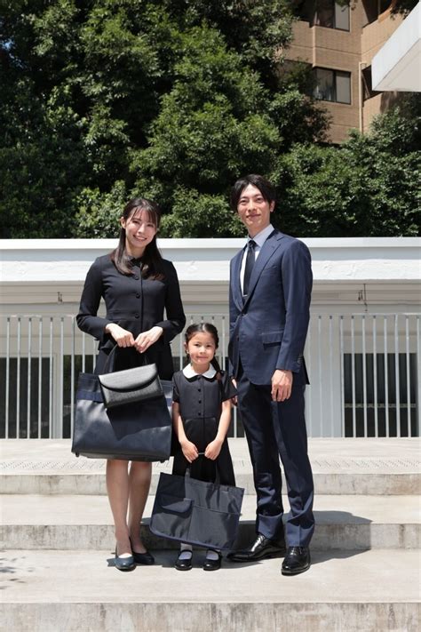 明天是京都市幼稚園們正式開放申請的日子 也是2歲的女兒人生第一次的面試 非常重視服裝的日本社會 小小孩們的幼稚園面試服裝也不馬虎