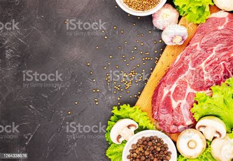 어두운 대리석 배경에 신선한 대리석 고기 스테이크와 요미 최고 전망 0명에 대한 스톡 사진 및 기타 이미지 0명 건강한