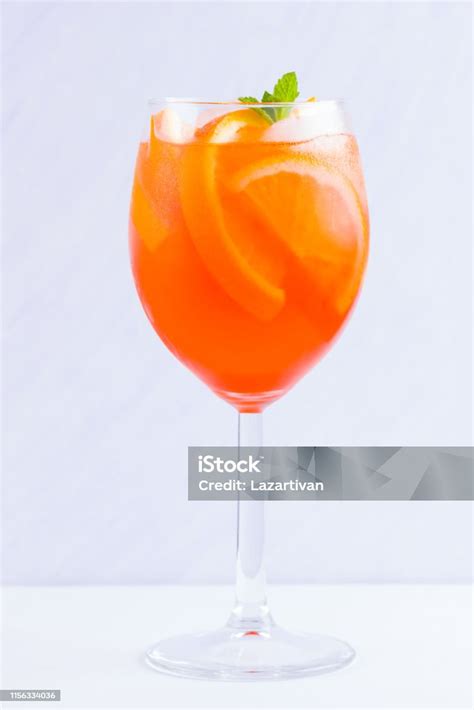 흰색 배경에 민트 잎을 곁들인 아페롤 스프리츠 칵테일 이탈리안 칵테일 아페롤은 흰색에 뿌려져 있습니다 격리 스프리츠에 대한 스톡 사진 및 기타 이미지 Istock