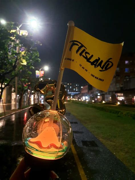 這是FTISLAND 的手燈 應援色是黃色 上方的小黃旗是可拆式的喔 也不用擔心旗子會甩掉 很牢固 另外粉絲名稱叫Primadonna