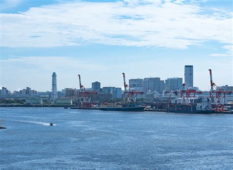 八洲港運株式会社は大型機械のデバン作業などの港湾物流から天井クレーンを使った倉庫保管や運搬店舗什器のロジスティクスを提供し水際から一貫