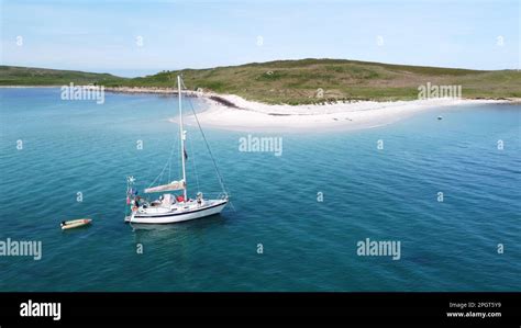 Une scène pittoresque d un bateau naviguant dans le vaste océan bleu