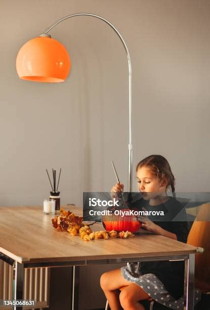 할로윈을위한 방에서 호박을 장식하는 어린 소녀 아이들은 집을 장식합니다 아이들은 호박을 조각합니다 으스스한 할로윈 재미 10월에 대한 스톡 사진 및 기타 이미지 Istock