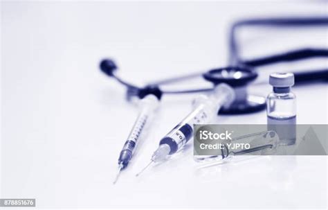 유리병 및 약물의 용액 1 3 Ml 플라스틱 주사기 바늘과 청진 기 흰색 배경에 고립의 초점 건강 검진에 대한 스톡 사진 및
