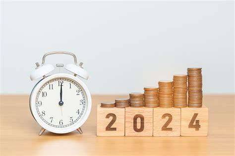 빈티지 알람 시계와 2023년을 2024년 블록으로 바꾸는 새해 복 많이 받으세요 결의안 목표 계획 행동 저축 퇴직 기금 연금