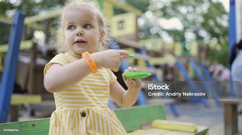 귀여운 어린 소녀가 놀이터의 샌드 박스에서 놀고 있습니다 도시 공원의 놀이터에서 놀고있는 어린이 소녀 2 3 살에 대한 스톡 사진 및 기타 이미지 Istock