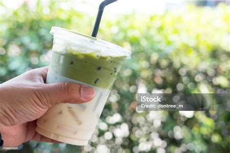 남자 손에 플라스틱 유리에 얼음 우유 녹차 개념은 여행자를 위한 쉬운 음료입니다 각얼음에 대한 스톡 사진 및 기타 이미지 각얼음 갈색 건강한 생활방식 Istock