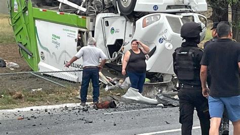 VIDEO Volcadura de camión de limpia pública en la Carretera Nacional