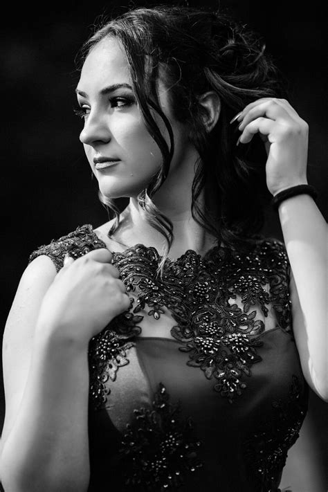 무료 사진 흑백 세로 예쁜 소녀 헤어스타일 얼굴 패션 드레스 글 래 머 레이디 모델