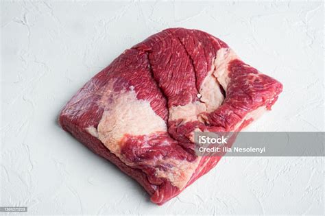 화이트 스톤 배경에 포인트 브리스킷 생 쇠고기 브리스킷 고기 텍스트 복사 공간 양지머리에 대한 스톡 사진 및 기타 이미지 양지머리 흰색 배경 치마살 스테이크 Istock