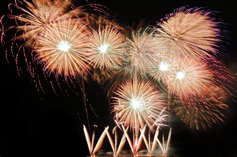 밤 하늘 배경에 축제 화려한 불꽃놀이입니다 축 하 휴일 1월에 대한 스톡 사진 및 기타 이미지 1월 4세기 7월 Istock