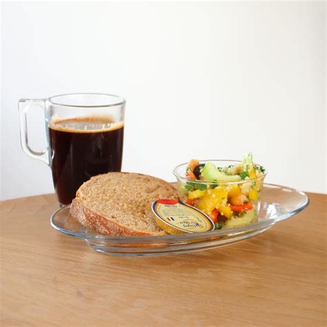 텅 🍞호밀빵과 퀴노아 샐러드🥗 아삭 감샐 토스트를 계절과 잘 어울리는 호밀빵과 퀴노아 샐러드로 대체해 판매합니다 아삭한 다진 채소와 고소한 곡물 병아리콩이 새콤한