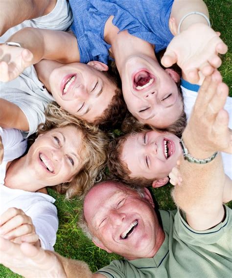 Família Multi generation Que Encontra se No Círculo Imagem de Stock